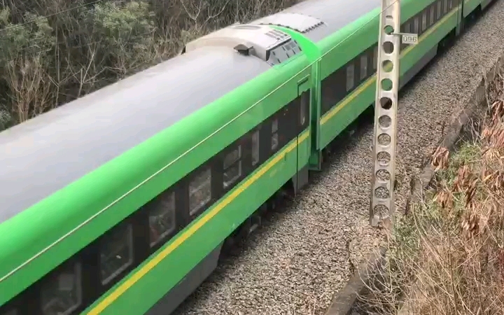 井冈山开往南昌方向的C194列车快速通过吉衡铁路附近,前方到站吉安...