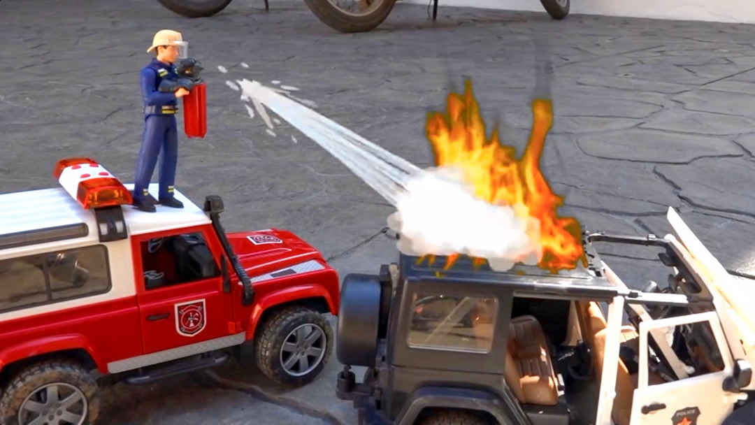 儿童玩具车表演:消防车救援医生,消防员扑灭警车、救护车大火!