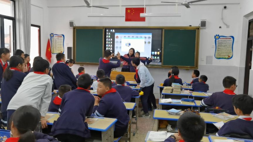 真实记录小学老师正在使用希沃班级优化大师与学生互动