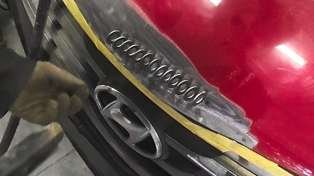 钣金修复撞了的车