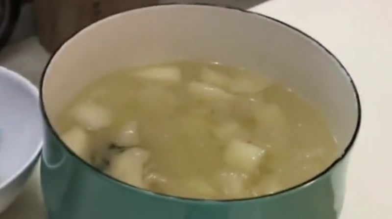秋冬季节暖心必备,一锅小吊梨汤绝对是你健康养生的好选择哦!