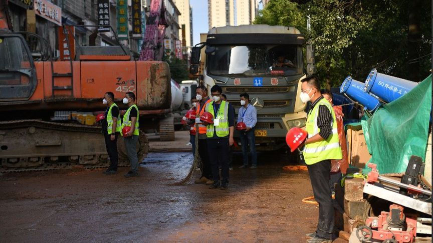 愿逝者安息!长沙居民自建房倒塌事故现场搜救人员向遇难者默哀