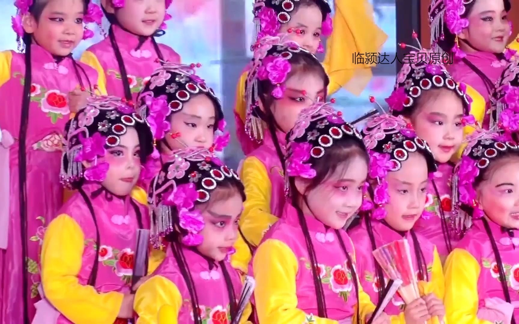 幼儿园中班舞蹈《对花歌》,小朋友身穿京剧服饰,别有一番滋味