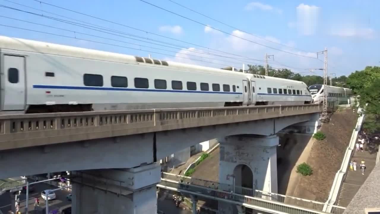 老京广线上的动车组 和谐号CRH5A上行通过武汉长江大桥
