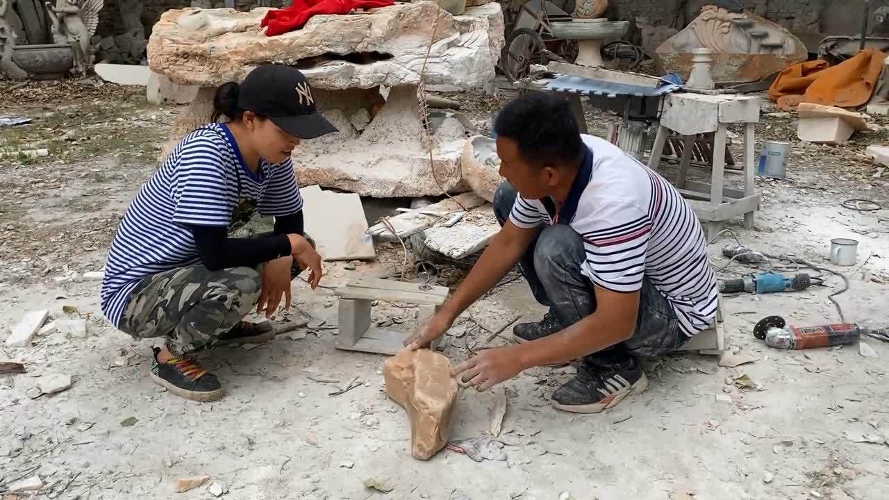 娇娇鉴定"玉枕",老师傅给出20000的价格,娇娇为何5000就卖