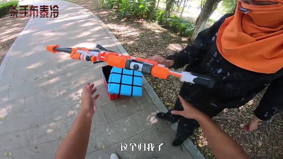 真人搞笑CS:玩家拿到空投发现是三级头,拿它和武器商换到AWM!