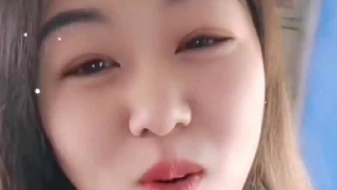 玩了抖音这么久才知道通过视频可以加微信,点击左下角箭头第一排...