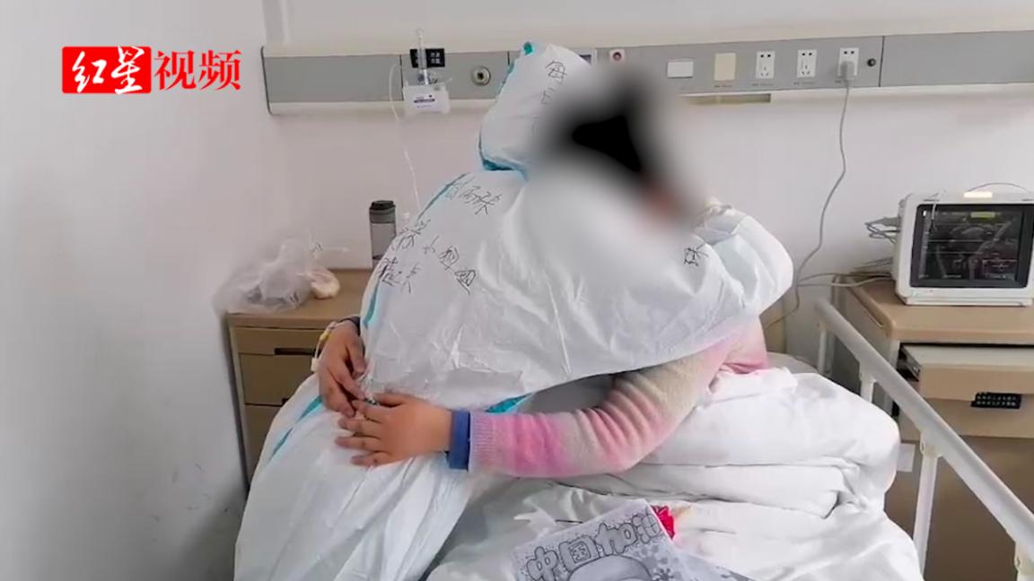 “我们都会好起来的,爸爸我爱你”武汉27岁患病女孩隔屏鼓励父