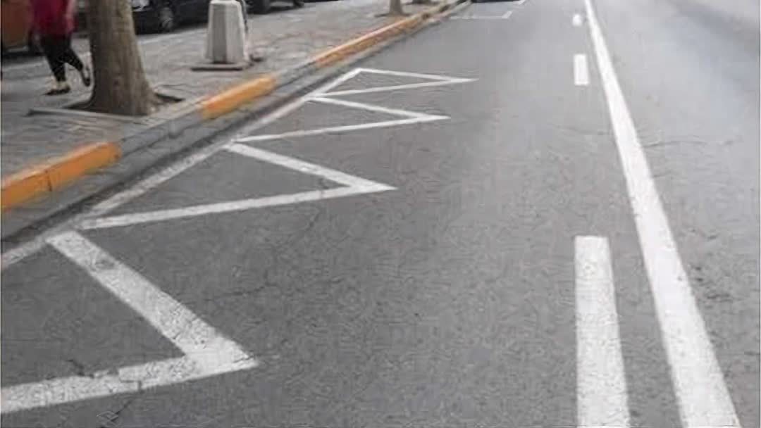 看到这种三角形标志躲开!很多车主没见过,做错吃大亏,新手注意