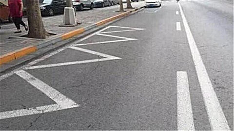 交警提醒:在道路上这种标线不能压,不然直接扣3分罚款200