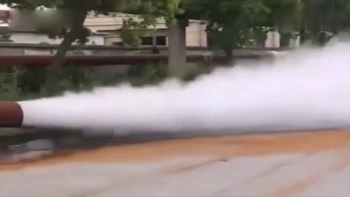 牛人制作,打开管道阀门测试压力,那么大的威力,还以为是火箭推进器