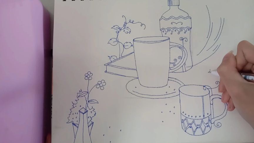 画一个植物藤蔓想喝水杯里的水,有杯子和瓶子,创意简笔画。