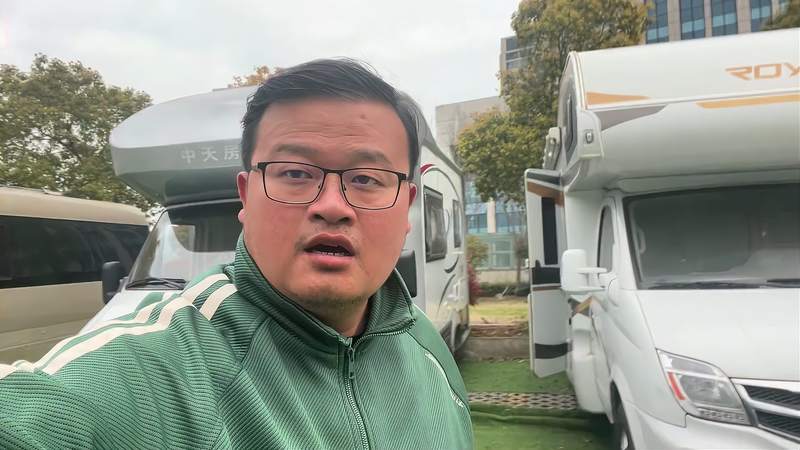 二手房车堆积如山!10多万的大通C型房车,看着就心酸!