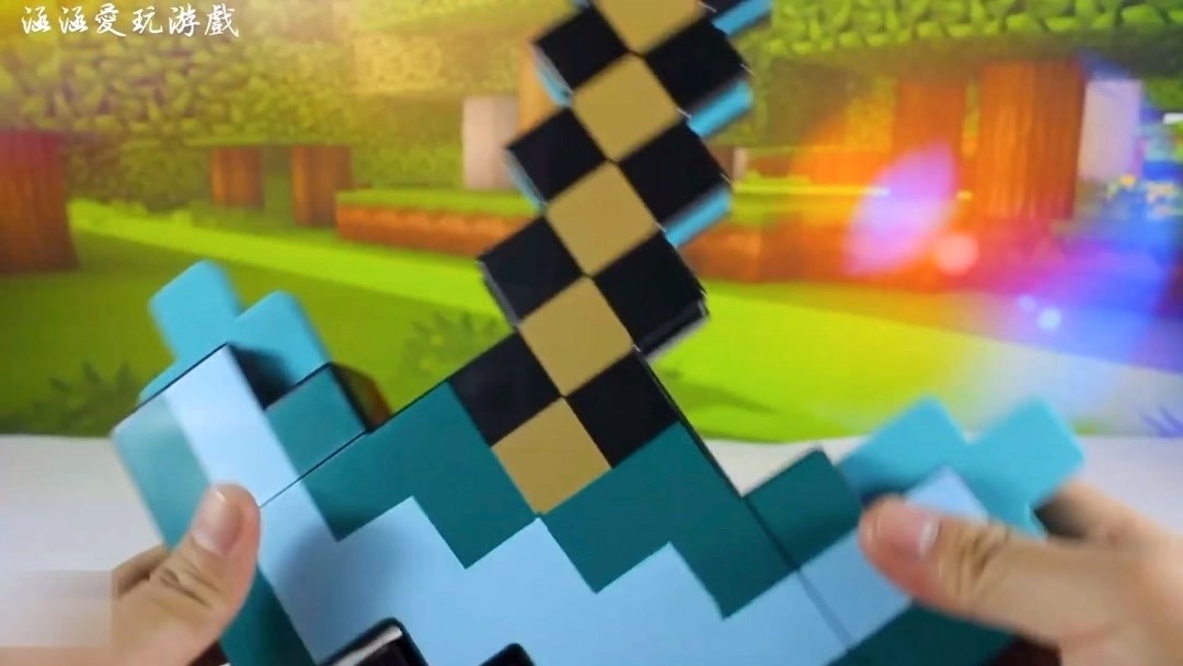 我的世界周边 钻石搞变形钻石剑 会发光的火把小夜灯 模型玩具