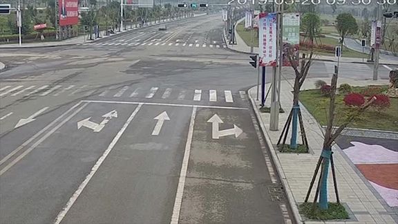 电动车闯红灯行驶被小车撞飞 交警:骑手全责[高清版]