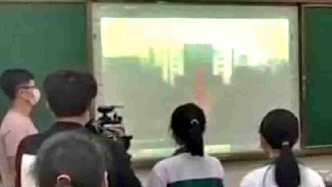 海南高三初三年级开学 【海南 华侨中学高中部在教室举行升旗仪式】...