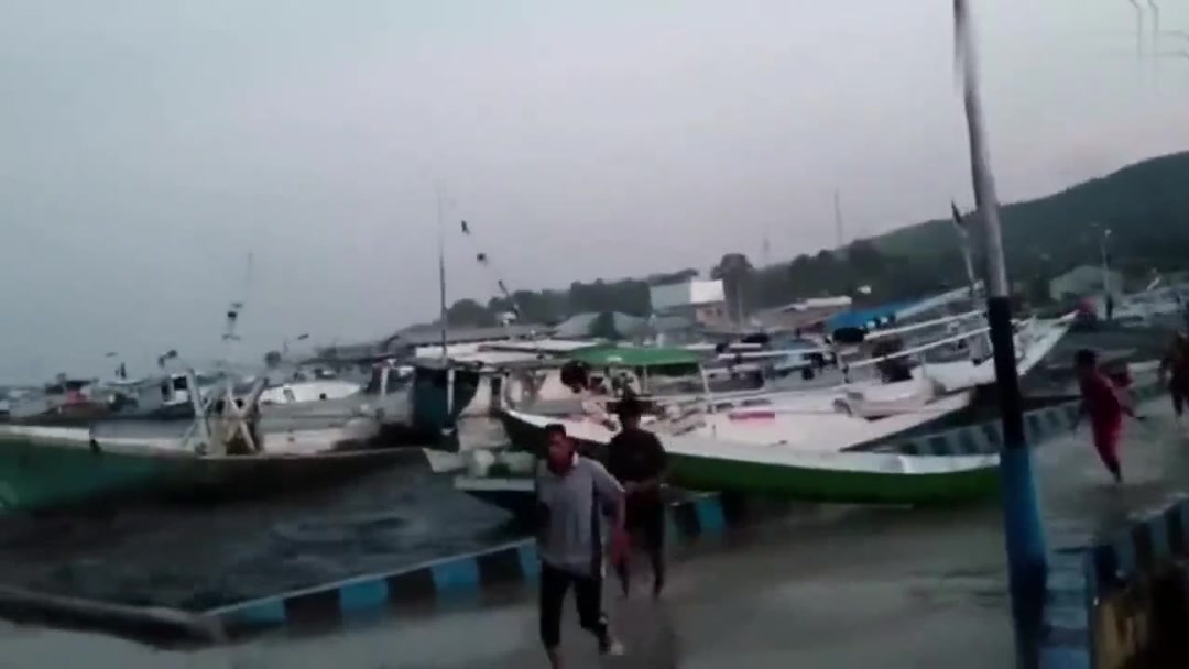 印尼“海啸”来袭!视频还原船员逃生,命悬一线如动作大片