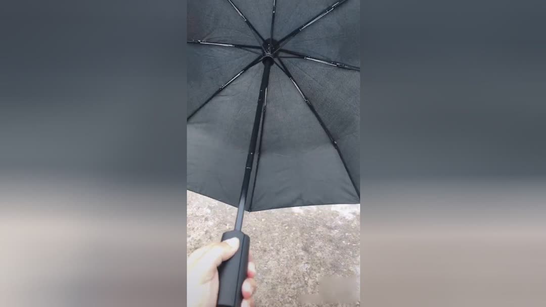 听说自动雨伞会弹飞出去,我来看看会不会。#雨伞 #好物推荐
