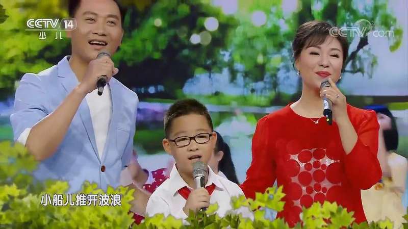 王丽达汤子星一家演唱《让我们荡起双桨》甜蜜十足