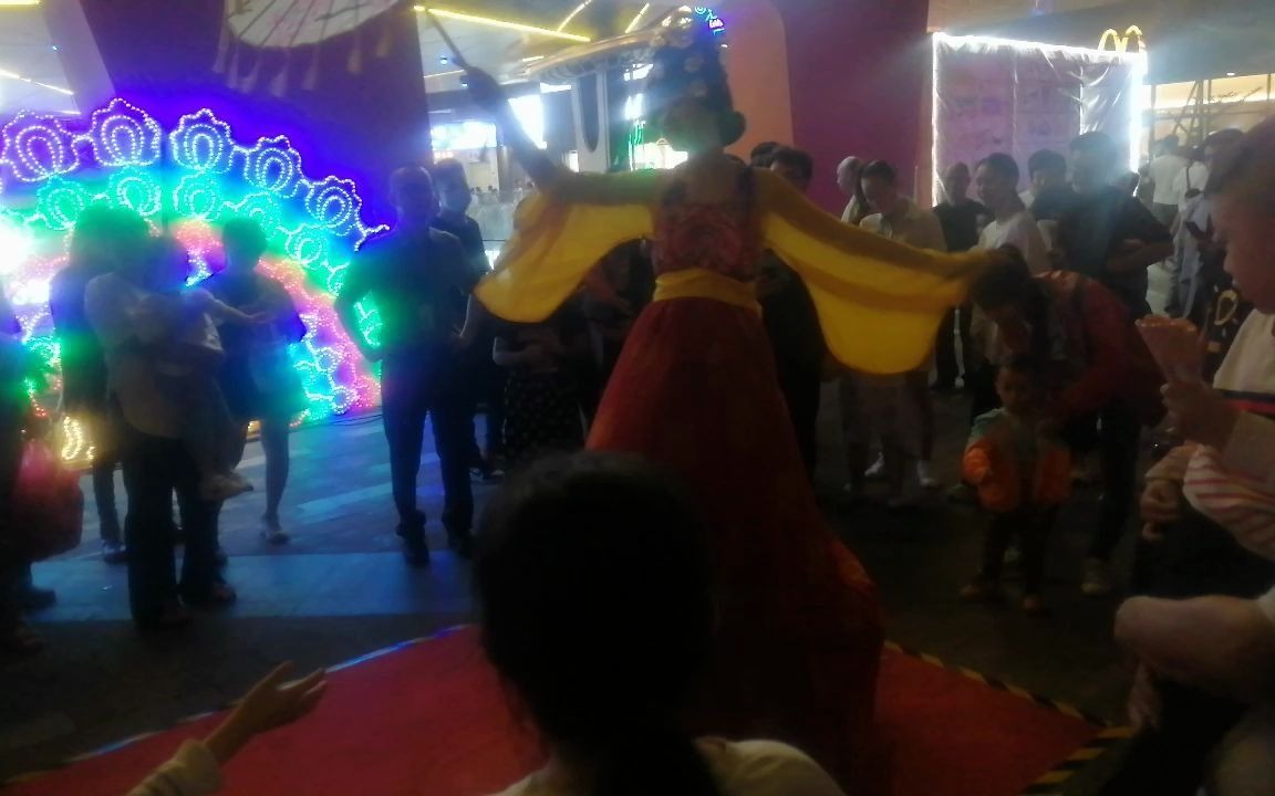 实拍唐装女不倒翁现场表演