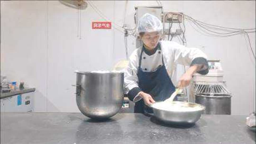 客户需要戚风蛋糕 ,本来要下班的 ,客户就是上帝呀