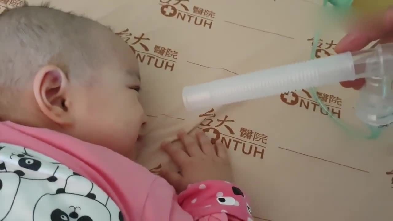 抗癌宝宝第一次用雾化器吹药,一脸兴趣盎然的欣赏烟雾飘渺