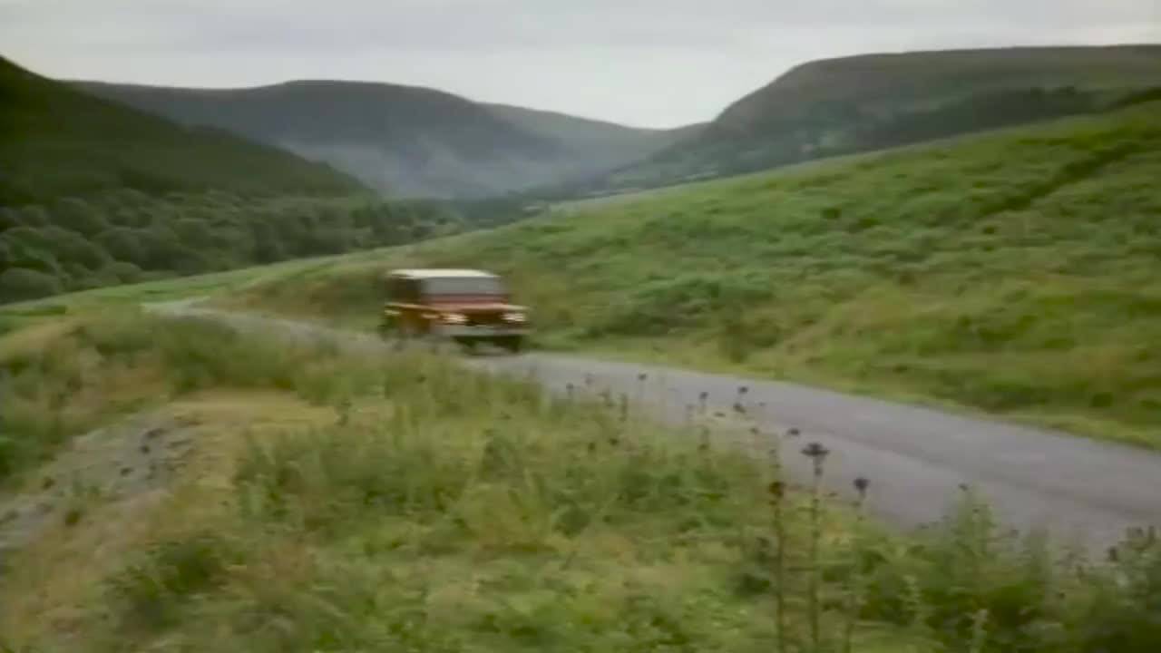 路虎简直是汽车宣传片的最佳导演,1987年就开始玩花样了