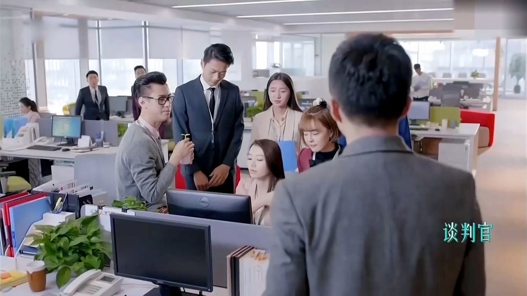 杨幂被电视台采访,老员工纷纷替她高兴,经理来找岔