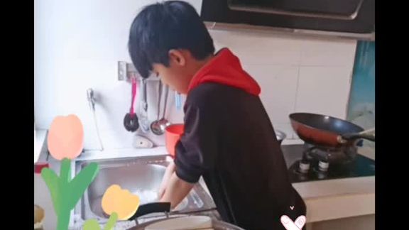 #帮妈妈做家务 ,年龄小不是你们偷懒的借口
