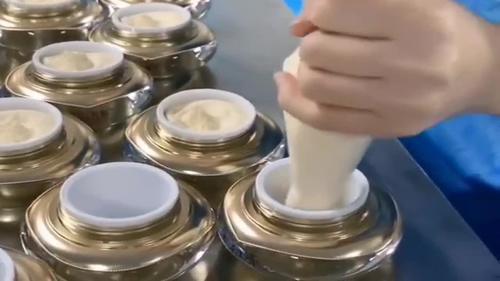 原来贵妇膏是这样挤出来的,就像挤奶油似的,难怪买不起