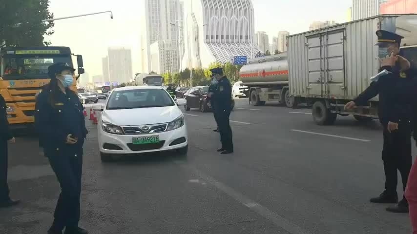 市交通运输综合执法支队开展整治出租车、网约车执法行动,市民上网...