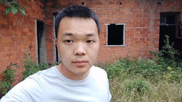 农村越来越破旧了到处都是荒废的房子好怀念小时候那个热闹的农村