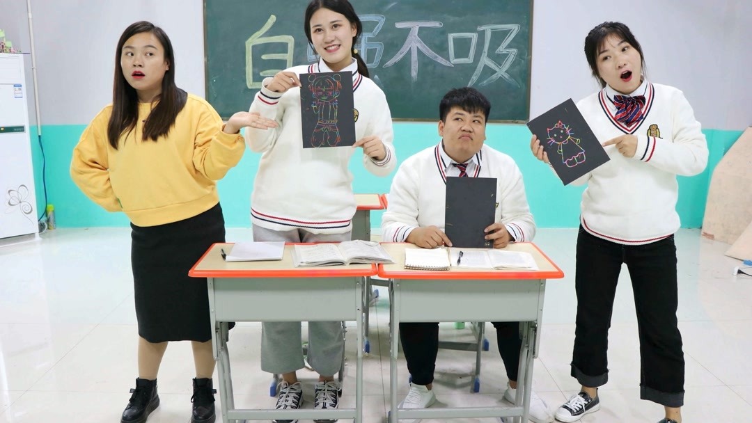 绘画课,老师带来神奇“刮刮画”,没想女同学画出一个魔童哪吒!