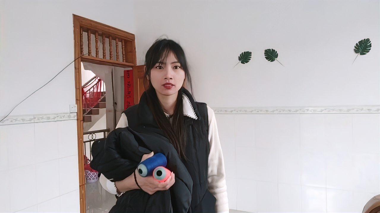 爸爸羽绒服外套开线,女儿巧用针缝起,网友直言真会顾家