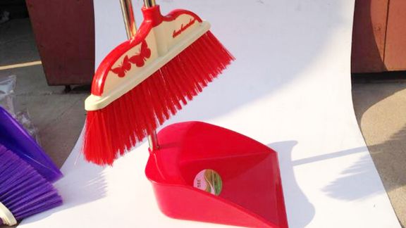 用了20年扫把才知道,簸箕上只要放一把梳子,扫把就再也不用洗了