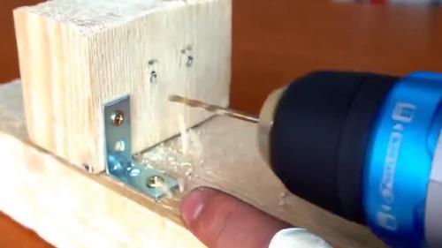 小伙灵机一动,电钻打孔还能这么用,太聪明了