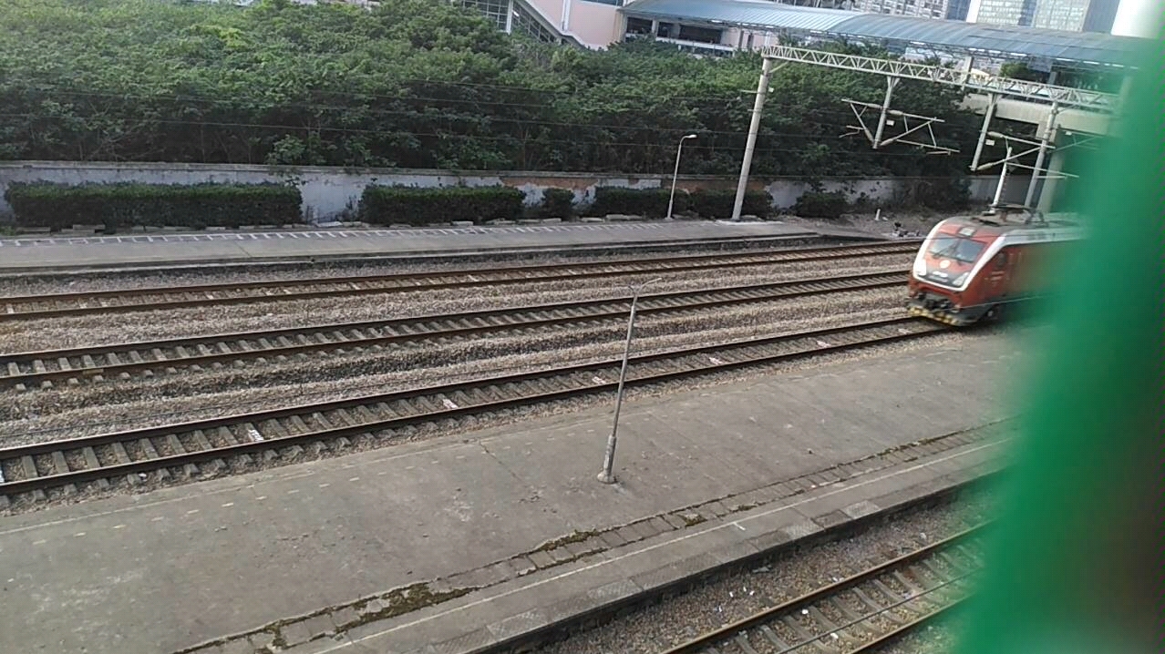 ...地铁站天桥拍车(T25次),本务机车:上局沪段HXD1D0129,列车车体:宁...