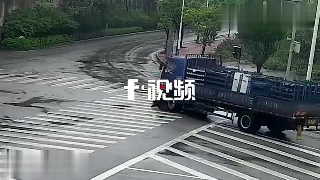 大货车与电动车相撞,男子被卷入货车下拖行十余米奇迹生还