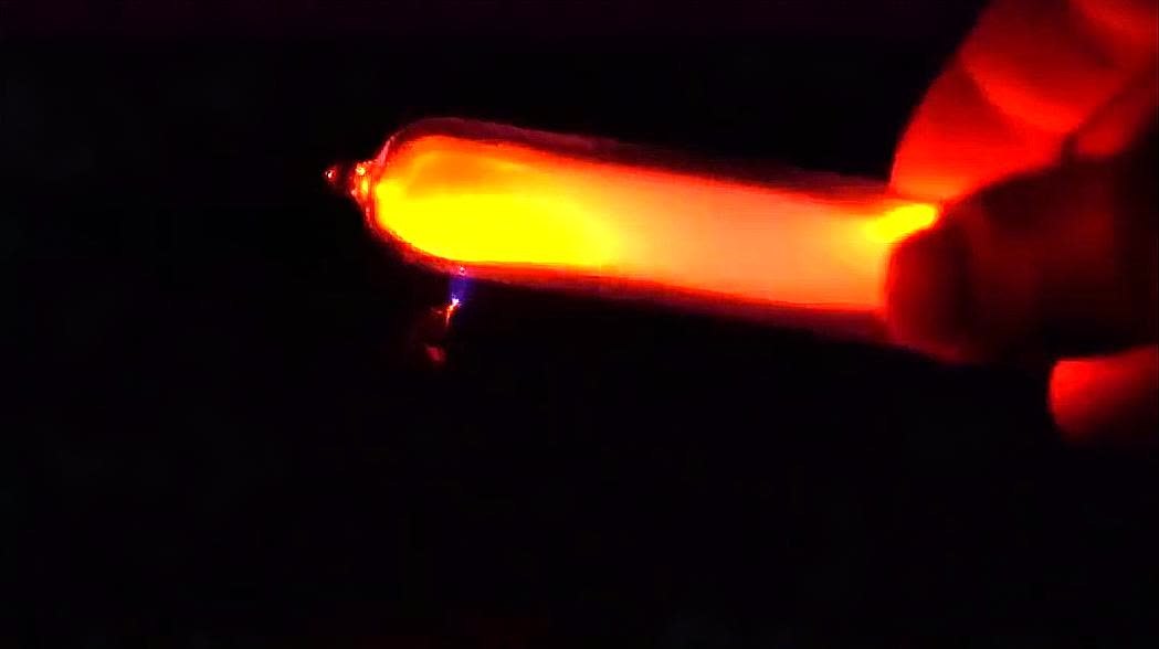 这种气体遇电发出各种颜色,是霓虹灯的主要材料,看完长知识了
