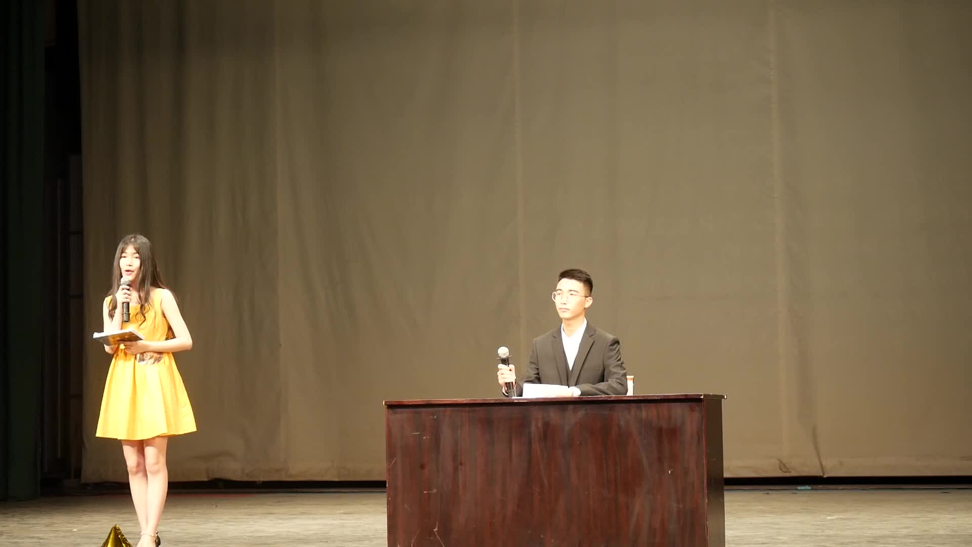 这两位大学生,模拟主持的现场报道,看完你会给多少分呢