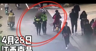 交警路遇老人倒地头部出血,现场帮助止血,背着赶往医院