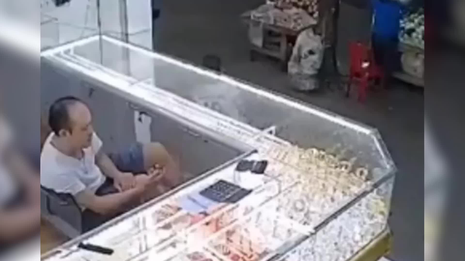 劫富济贫?男子砸开金店展柜,抢了金银珠宝抛大街上