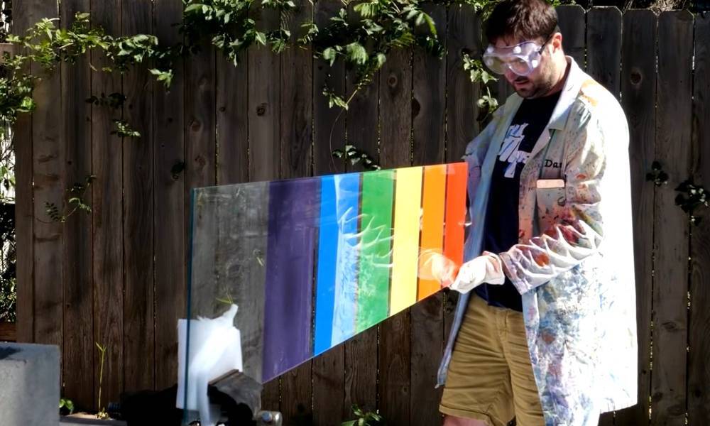 高速摄像机记录彩色玻璃破碎瞬间,慢镜头下的画面太美了