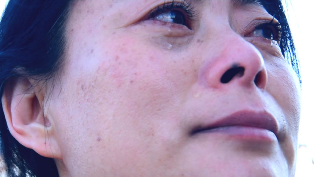 可怜母亲为寻找被拐卖孩子,到饭店乞讨,谁知饭店老板却这样对她