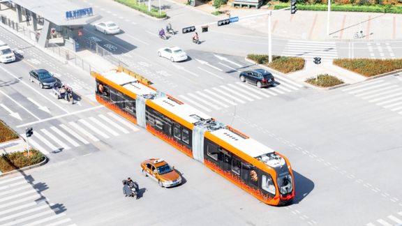 中国研发的无轨列车投入使用,载着500人在马路跑,老外佩服不已