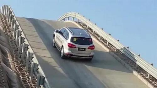 开自动挡上坡,只会踩油门就错了!老司机教你走正确操作,很省力