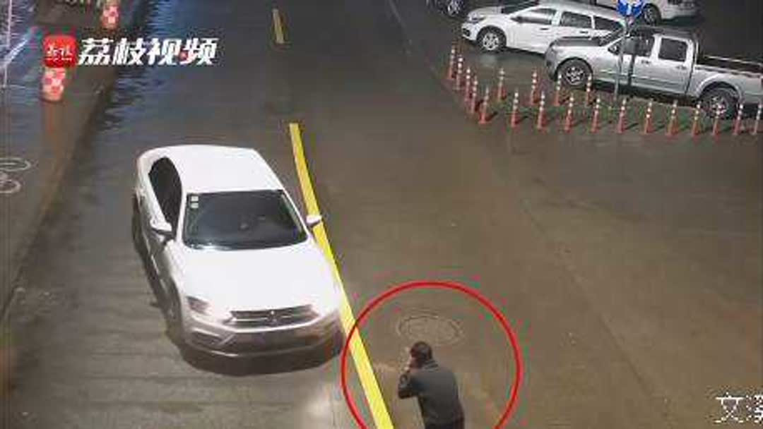 哭笑不得!男子酒后路上跪拜过往车辆被撞:喝散装白酒断片了