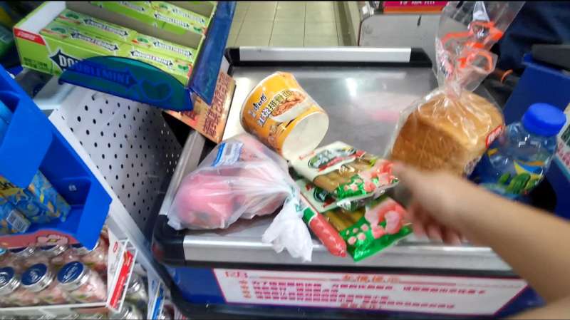 郭子去内蒙古赤峰,先坐绿皮火车到北京,带了一大包好吃的!