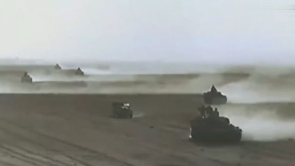 震撼!实拍战争,大炮怒射轰鸣坦克爆裂摧毁