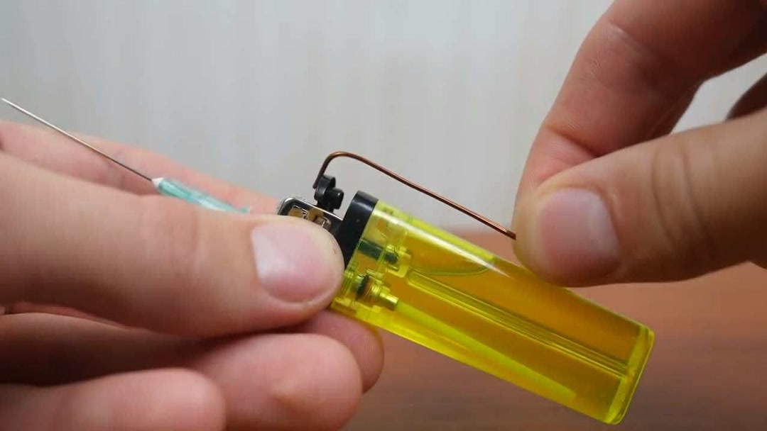 外国帅哥拿针管当玩具用,最后才发现用处出在这里